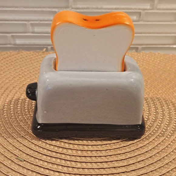 Dining | Ceramic Toaster Bread Salt Pepper Shaker Set | Poshmark